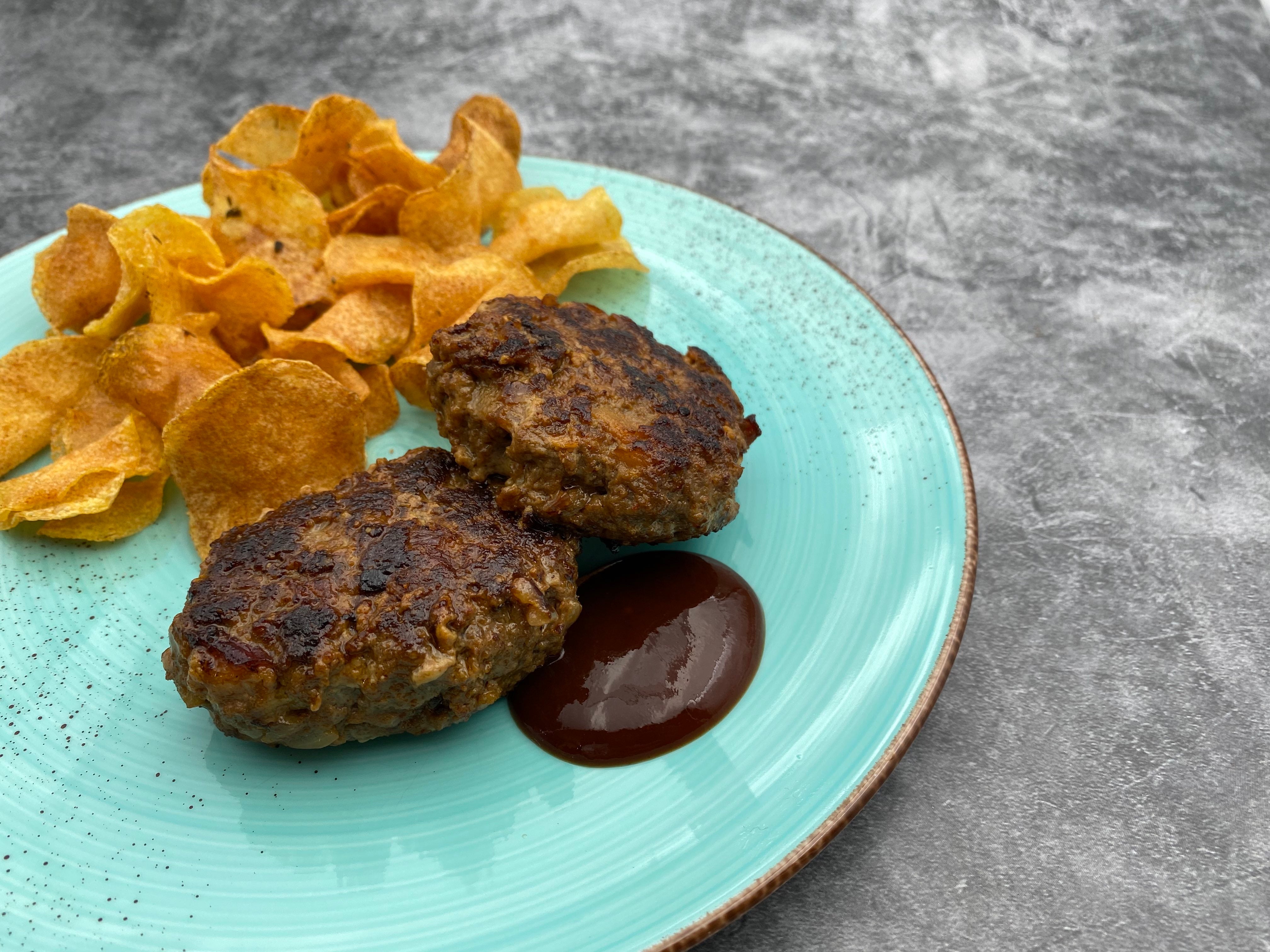 Barbecue-Frikadellen mit Kartoffelchips – HENSSLERS